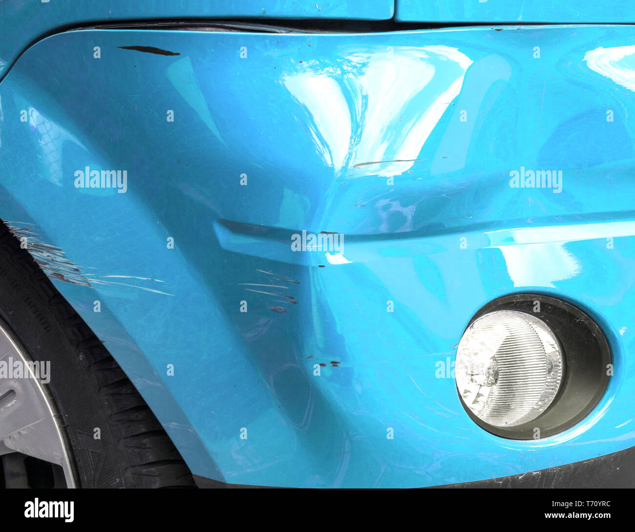 Blue car damaged Stock Photo - Alamy