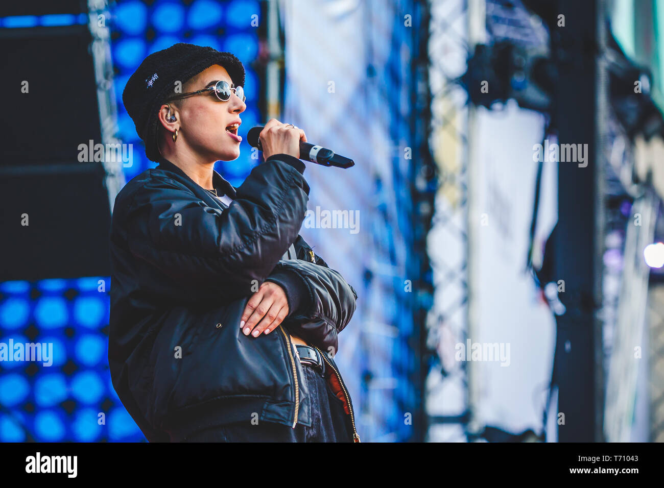 Coma cose performing hi-res stock photography and images - Alamy