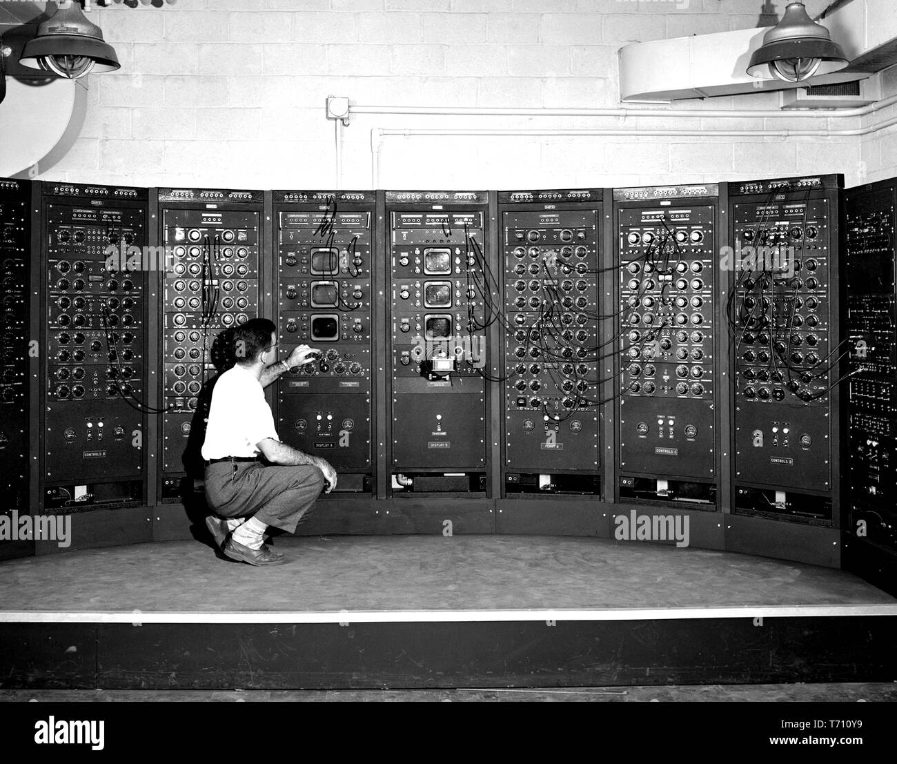 Analog computer hi-res stock photography and images - Alamy