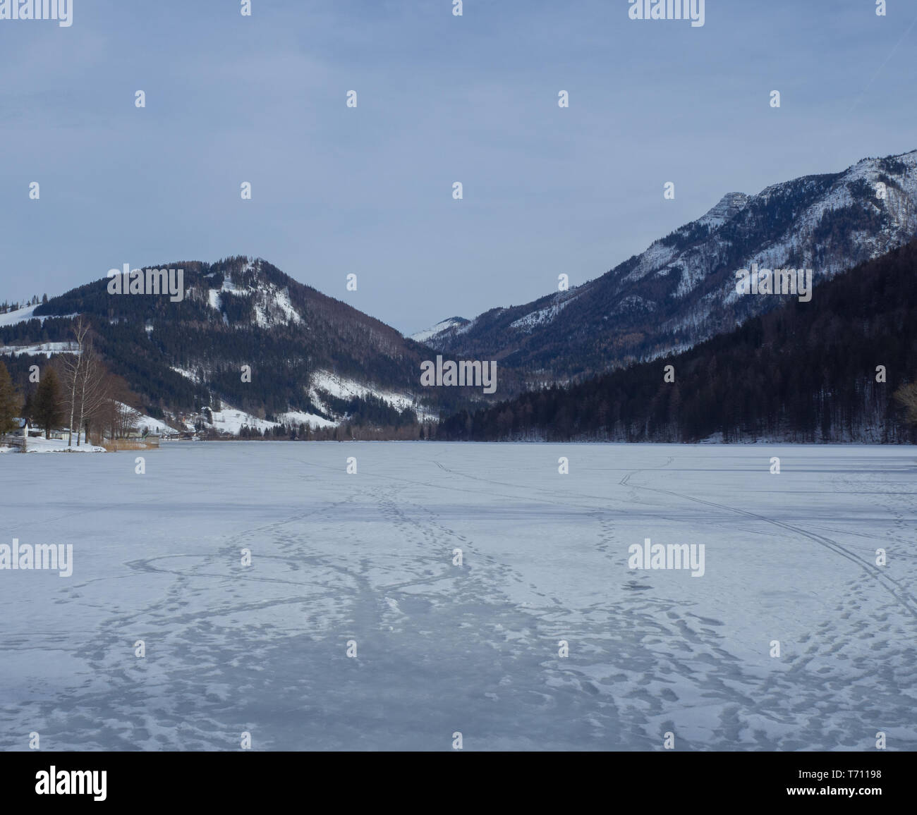 Frozen lake with mountains hi-res stock photography and images - Alamy