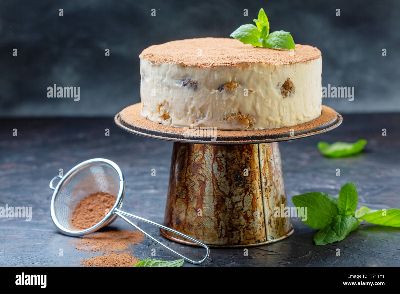 Black cake stand hi-res stock photography and images - Alamy