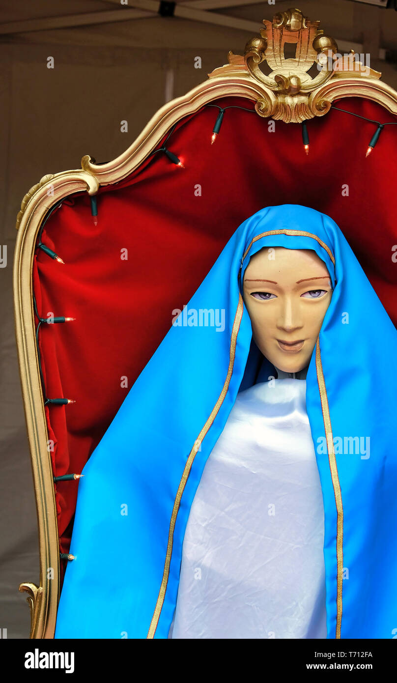 Statue of holy maria Stock Photo - Alamy