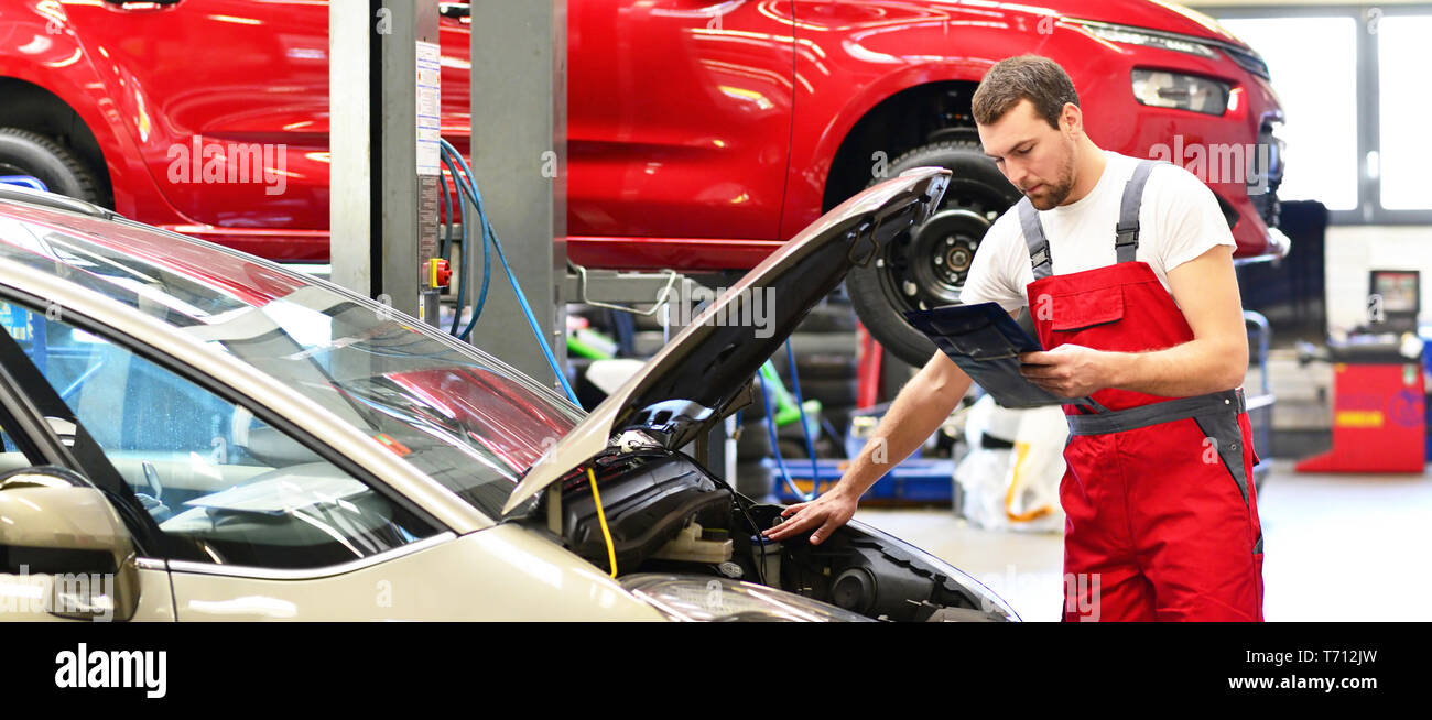 car mechanic in a workshop repairing a vehicle Stock Photo - Alamy