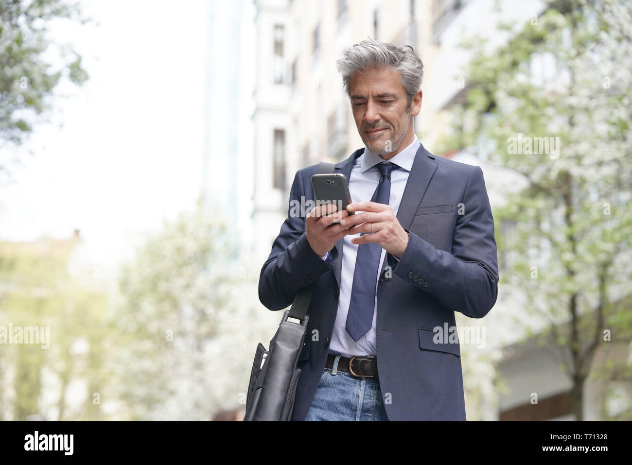 Commuting on foot hi-res stock photography and images - Alamy