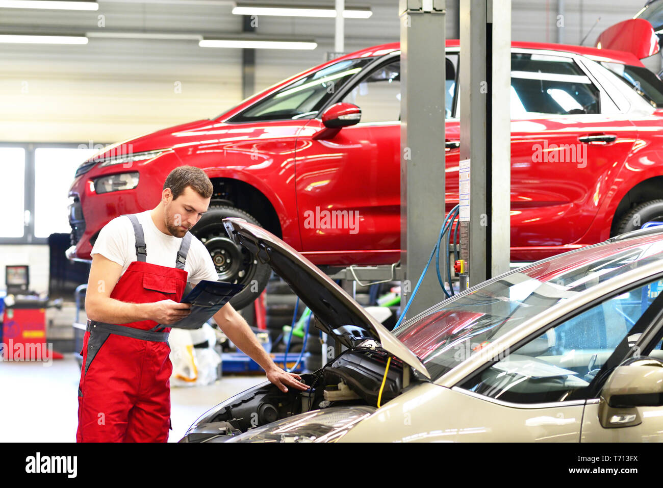 car mechanic in a workshop repairing a vehicle Stock Photo - Alamy