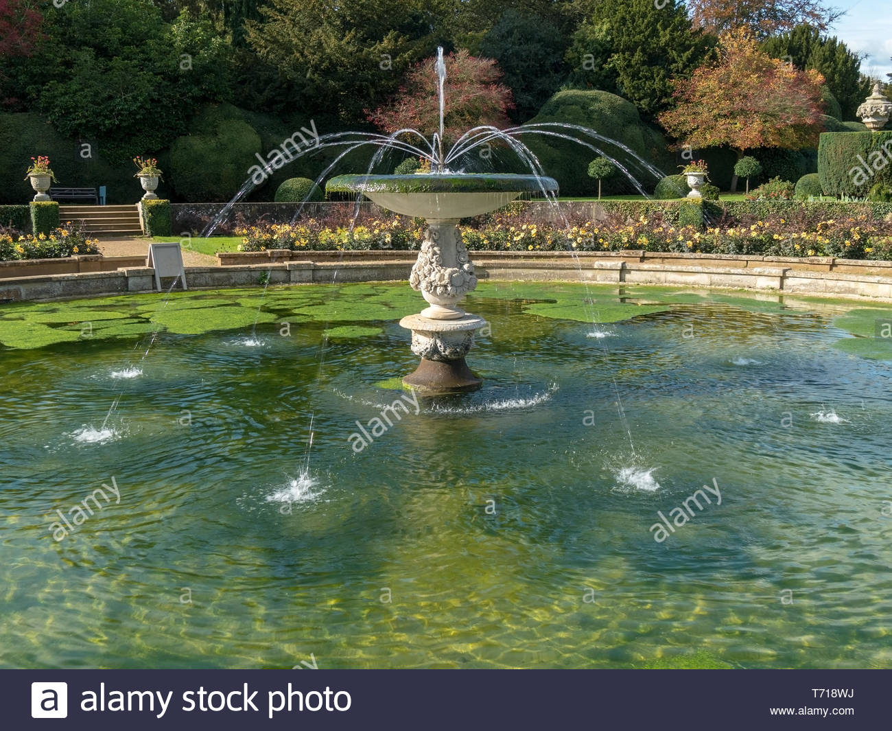 Circular Pond With Fountain Stock Photos & Circular Pond With Fountain ...