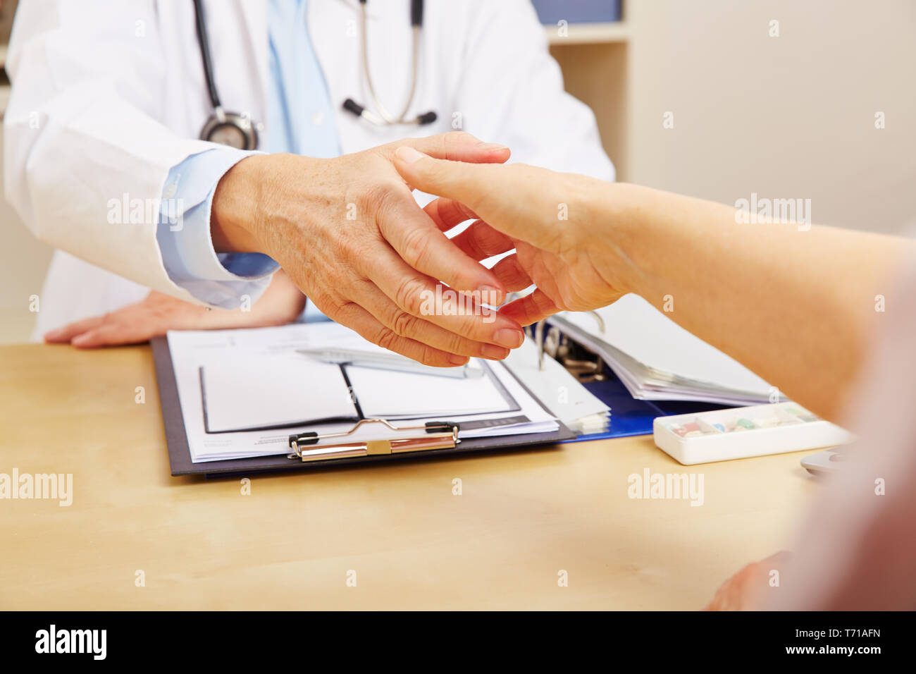 Doctor hand shake hi-res stock photography and images - Alamy