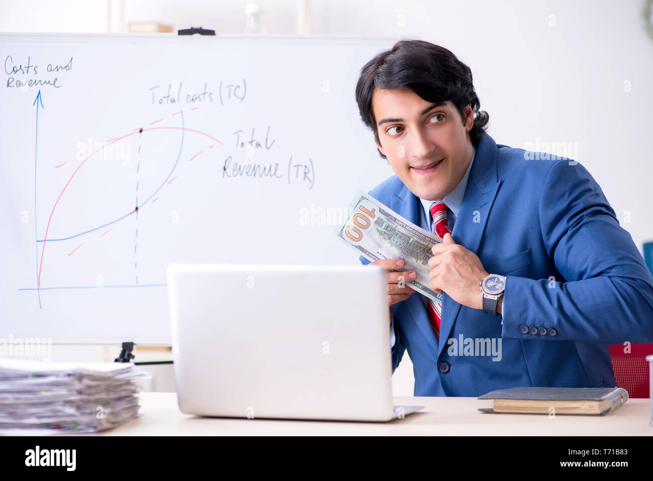 Explaining graph charts hi-res stock photography and images - Alamy