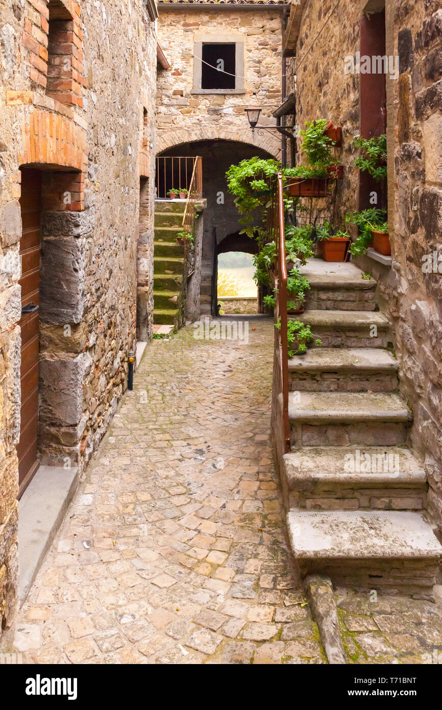 Ancient medieval village hi-res stock photography and images - Alamy