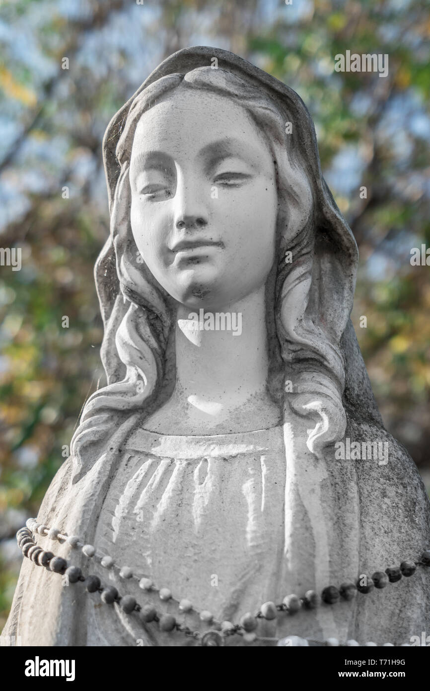 Virgin mary rosary crown hi-res stock photography and images - Alamy