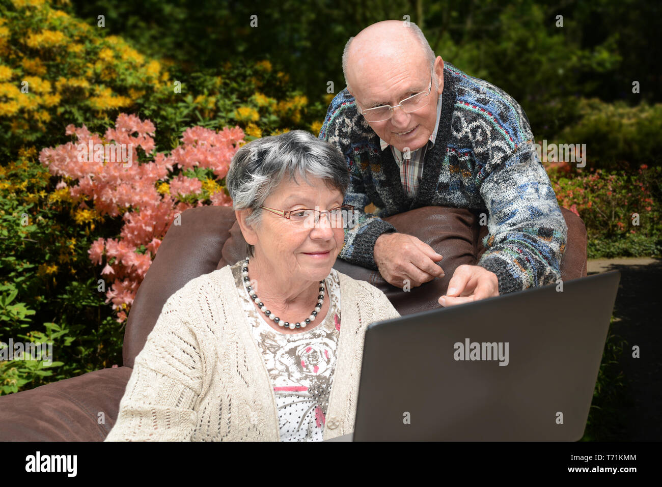 Seniors laptop hi-res stock photography and images - Alamy