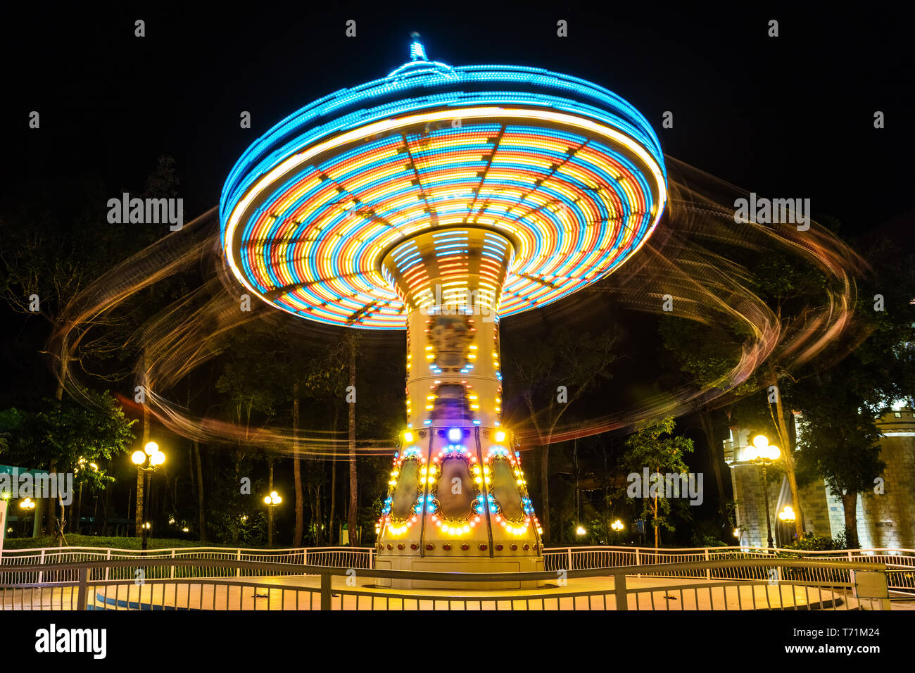 Chain carousel in motion hi-res stock photography and images - Alamy