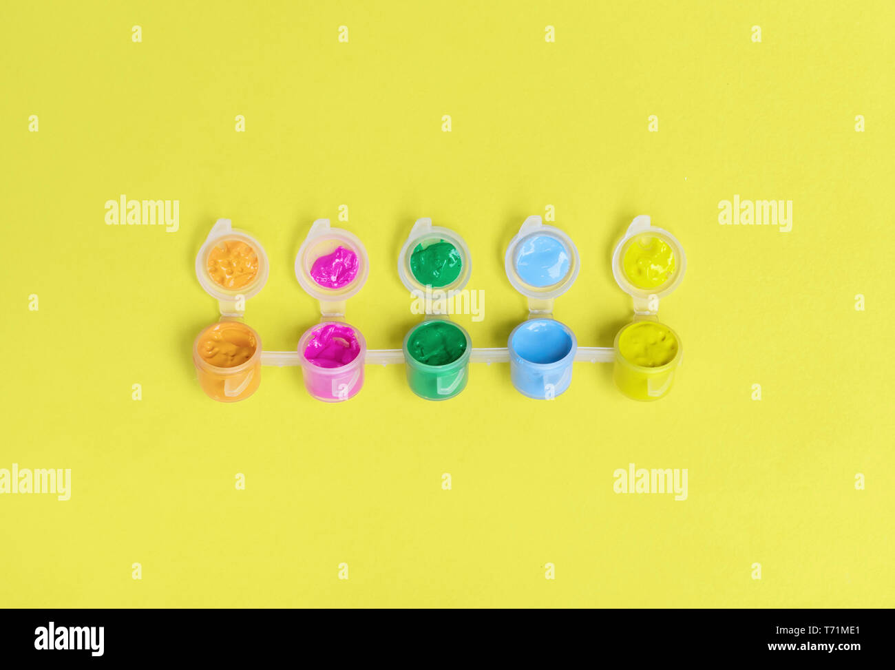 Paint pots hi-res stock photography and images - Alamy