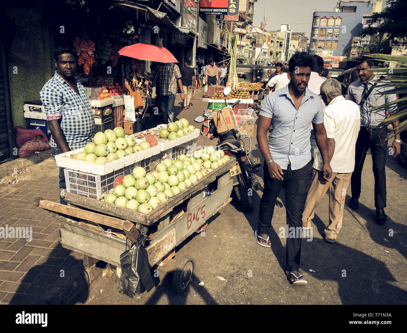 Sri lanka colombo shop people hi-res stock photography and images - Alamy
