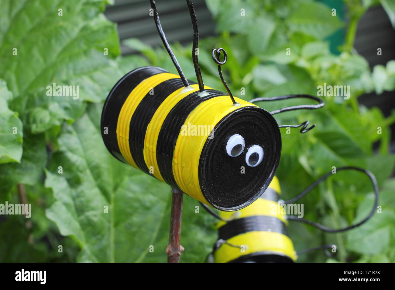 Upcycling for gardens. Recycled tin cans creatively transformed into ...