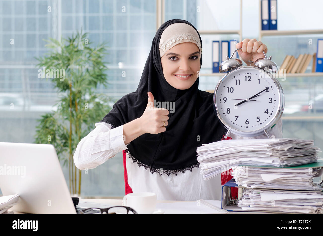Woman muslim employee working in the office Stock Photo - Alamy