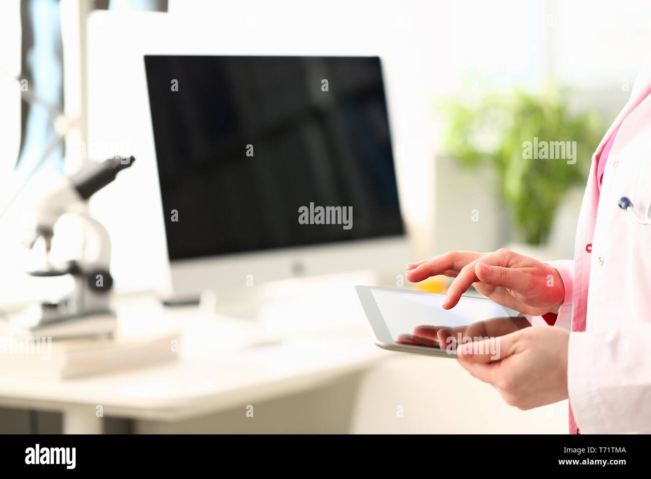 Female doctor using tablet pc hi-res stock photography and images - Alamy