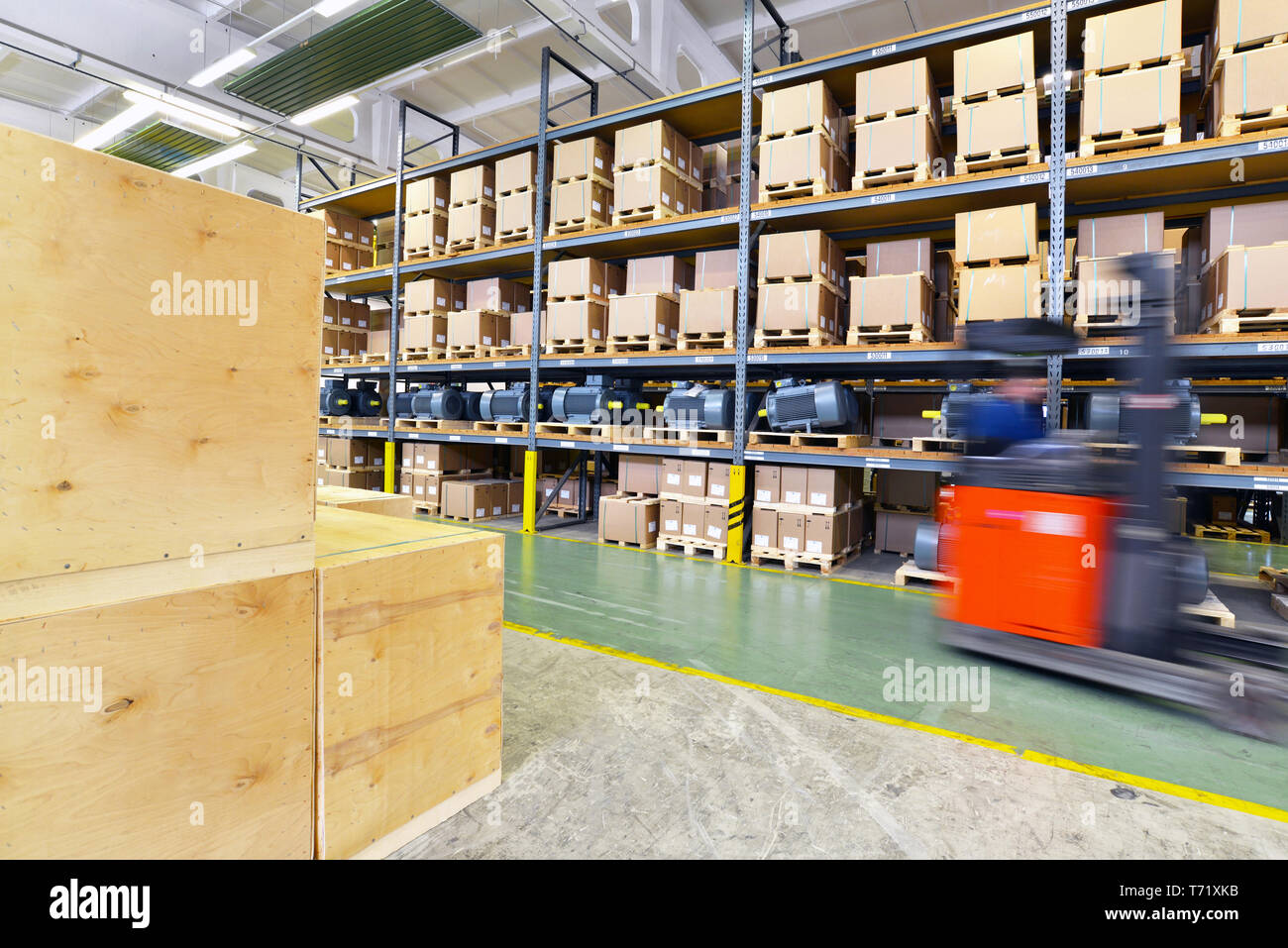 Full shelves in warehouse hi-res stock photography and images - Alamy