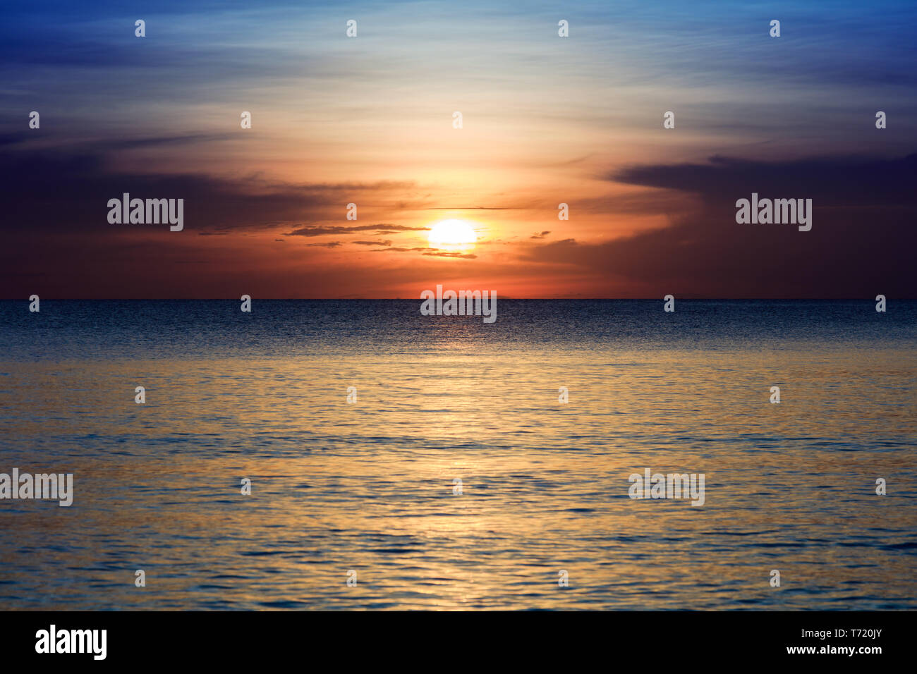 Colorful cloudy sunset beach hi-res stock photography and images - Alamy