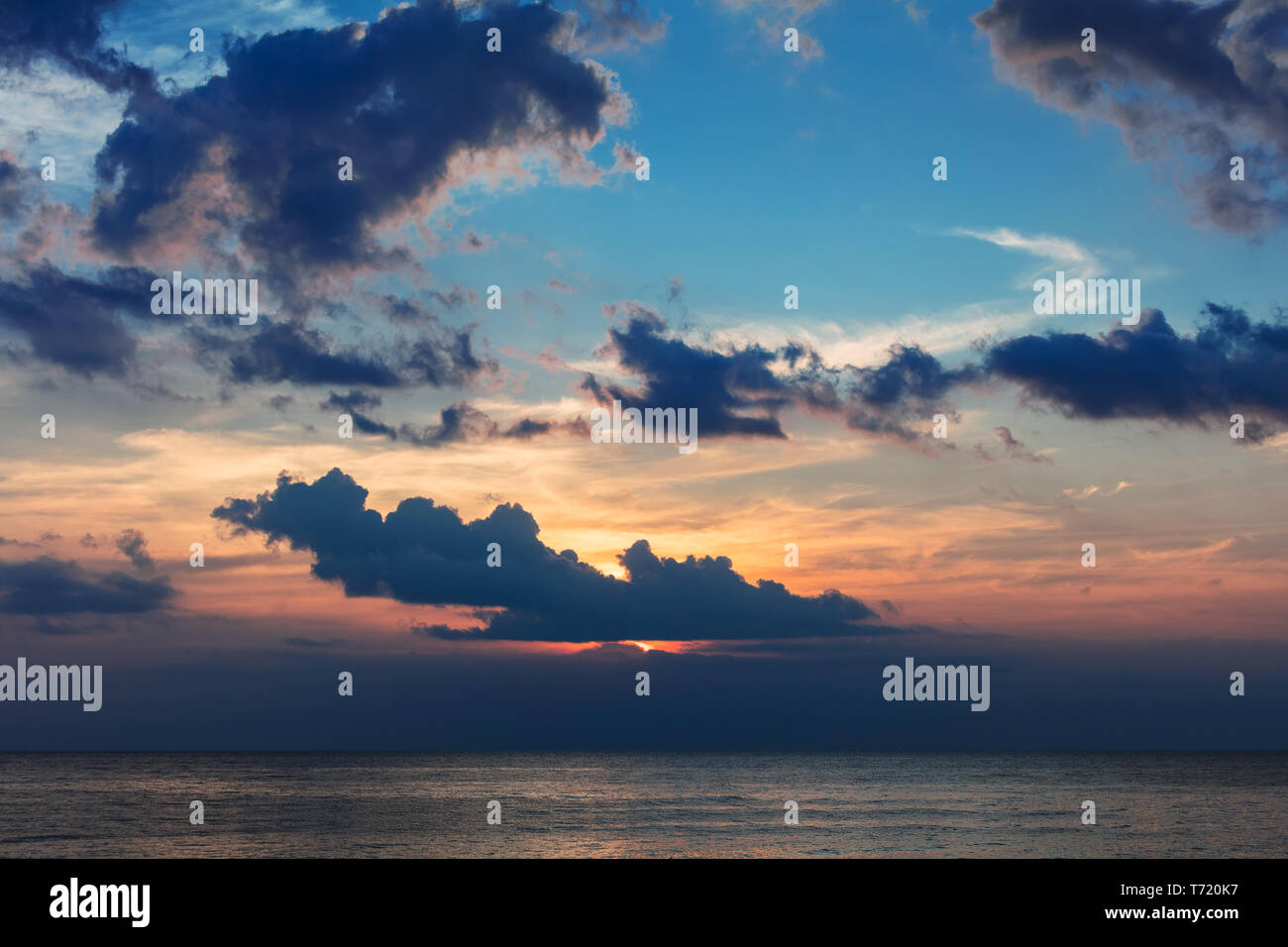 Sunset view over ocean colorful hi-res stock photography and images - Alamy
