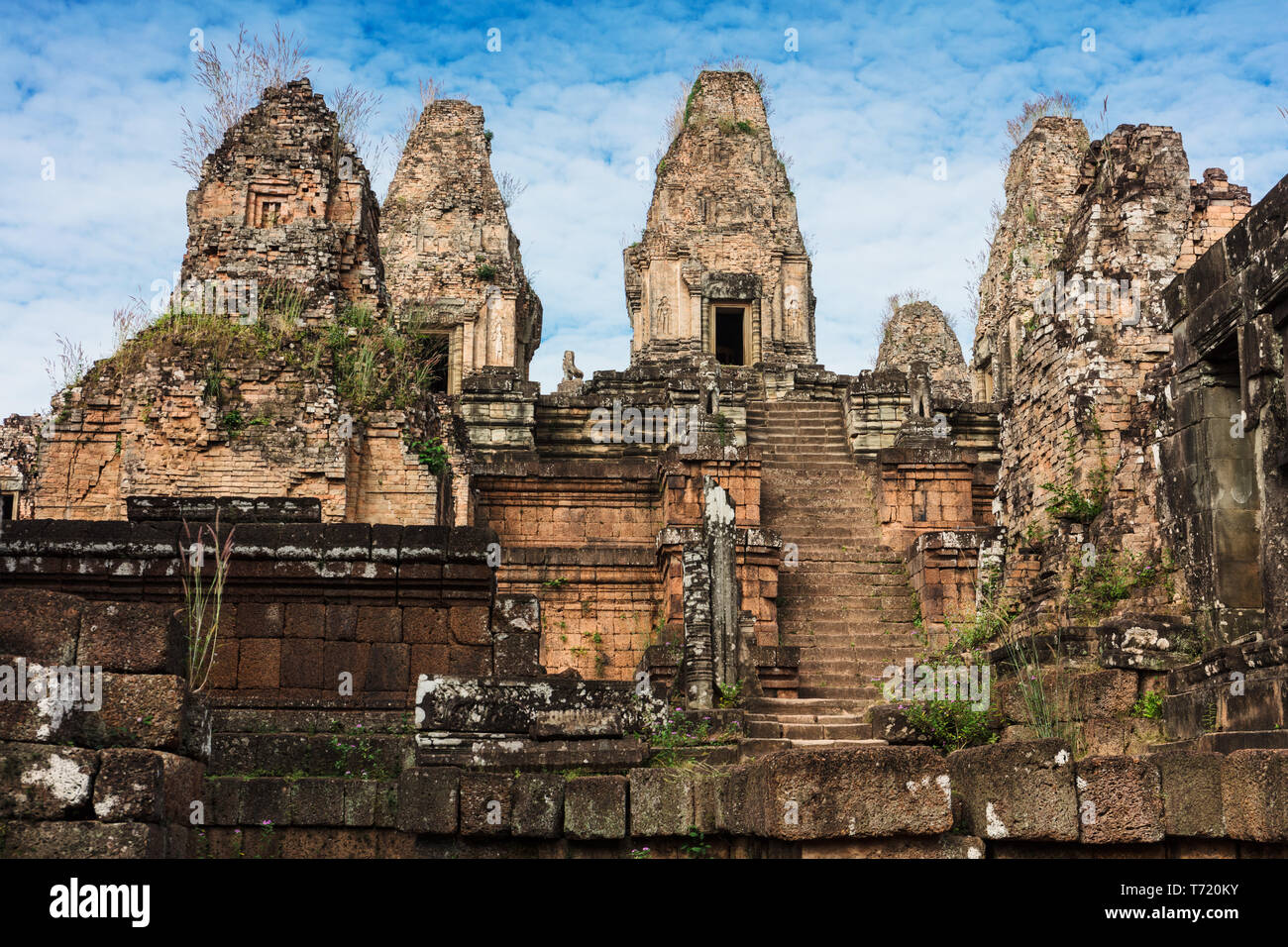 Pre angkor sculpture hi-res stock photography and images - Alamy