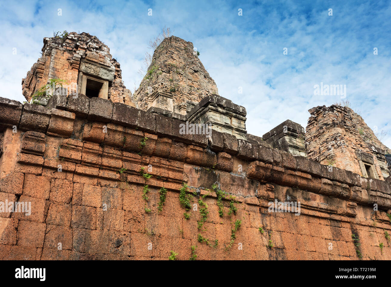 Pre Rup temple ruins and wall Stock Photo - Alamy
