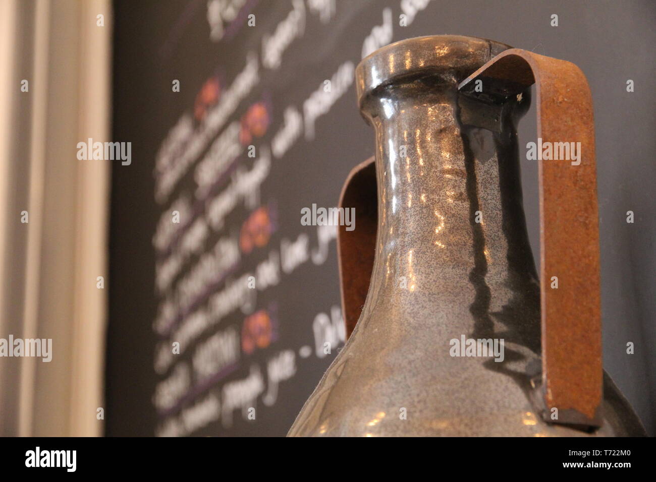 Amphora restaurant hi-res stock photography and images - Alamy