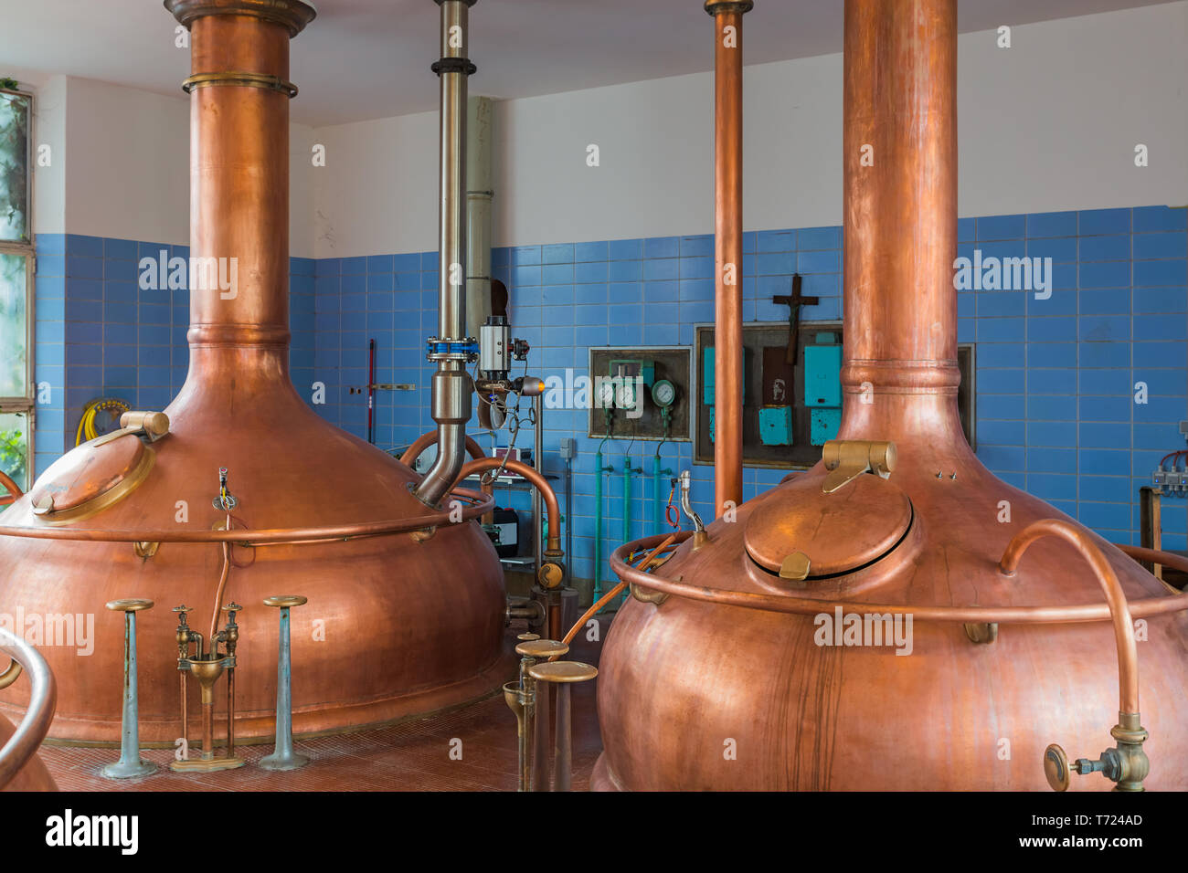 Copper kettle brewing hi-res stock photography and images - Alamy