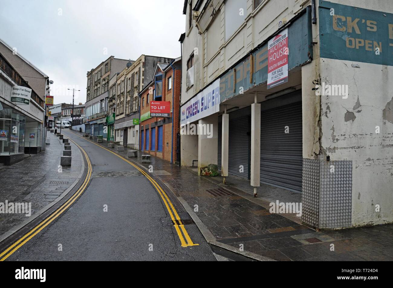 High street run down shops hi-res stock photography and images - Alamy