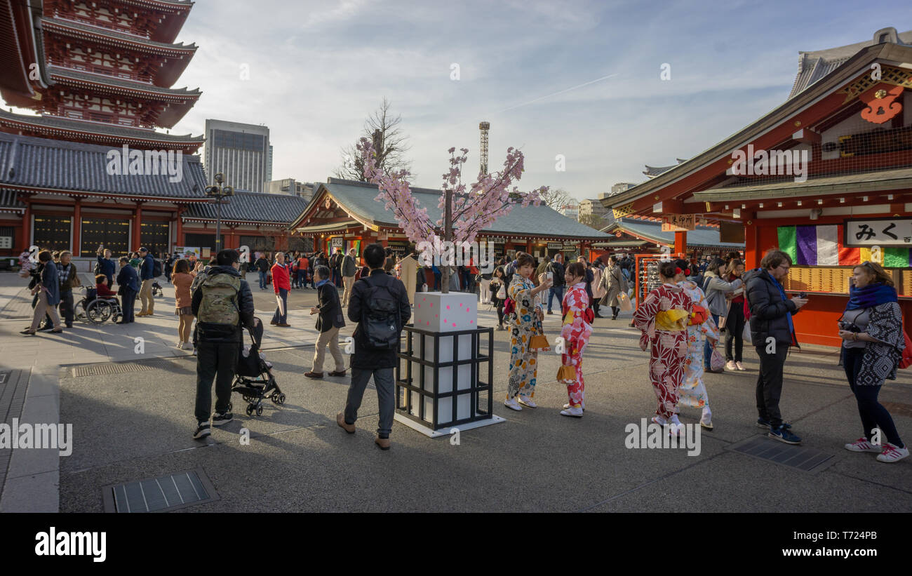 Girls wearing yukata hi-res stock photography and images - Alamy