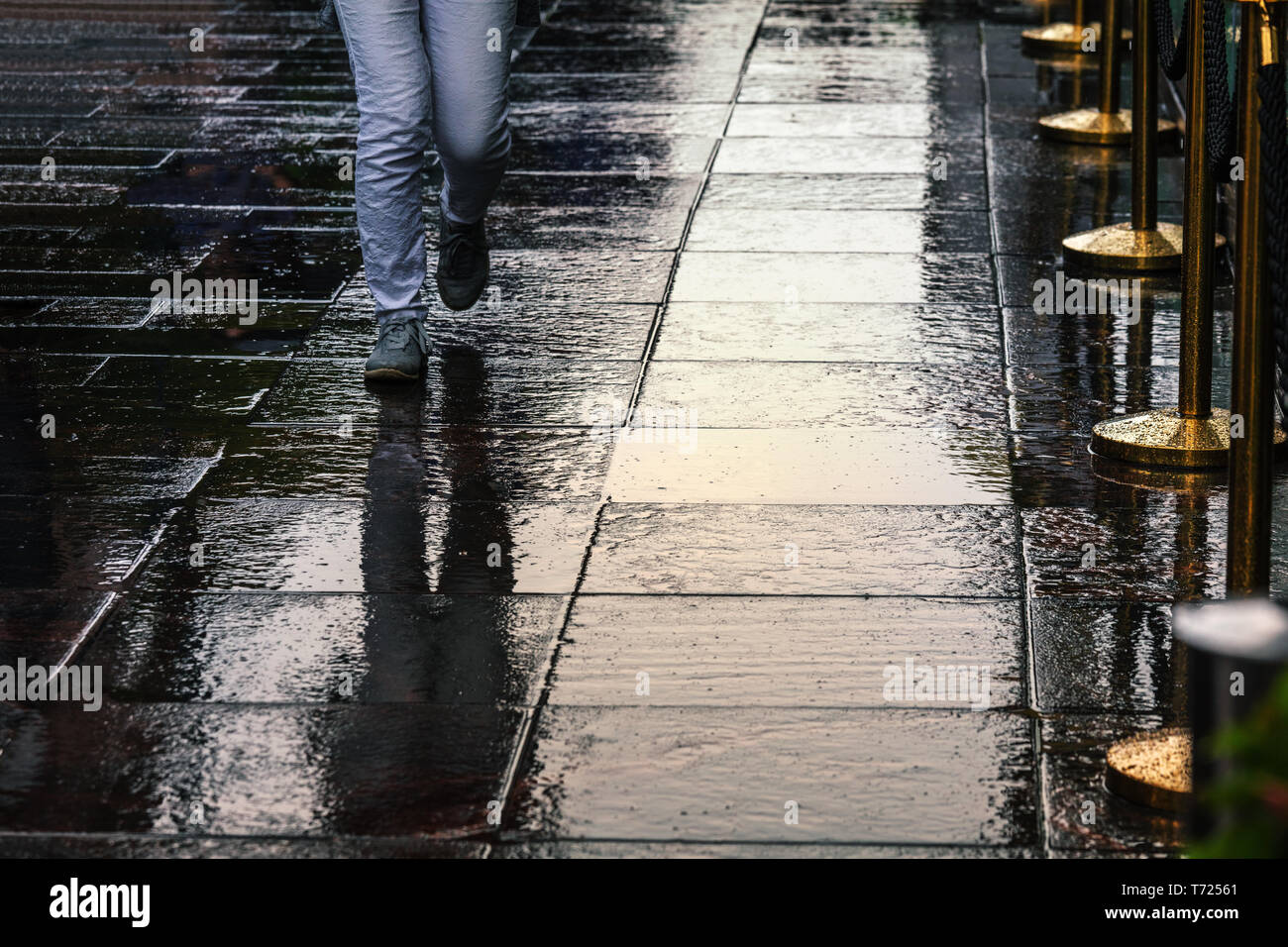 walk in the rain in city Stock Photo - Alamy