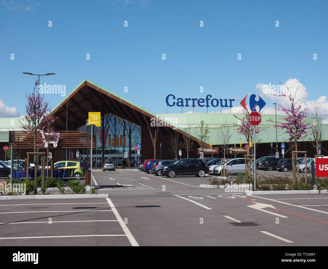 Carrefour italy hi-res stock photography and images - Alamy
