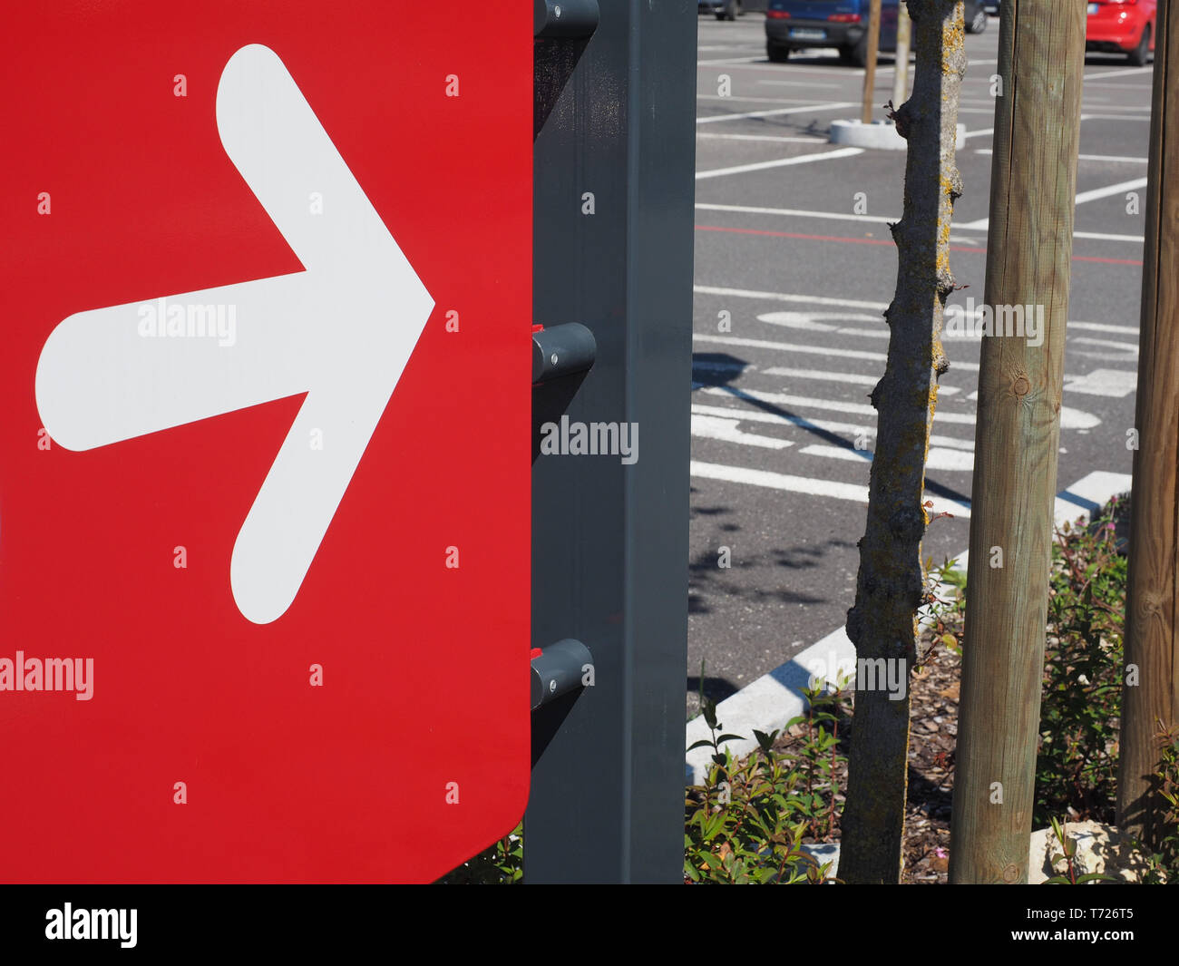 right direction arrow sign in white over red background Stock Photo - Alamy