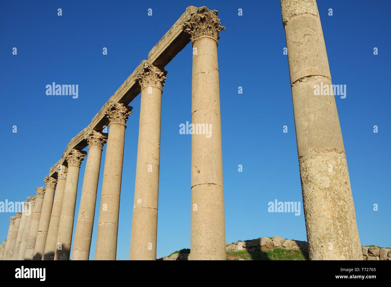 Columns of jerash hi-res stock photography and images - Alamy