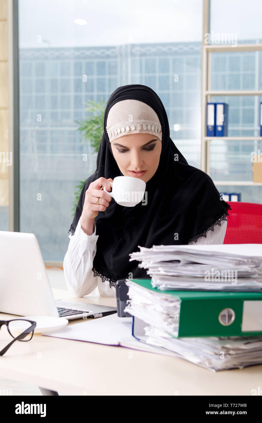 Woman muslim employee working in the office Stock Photo - Alamy