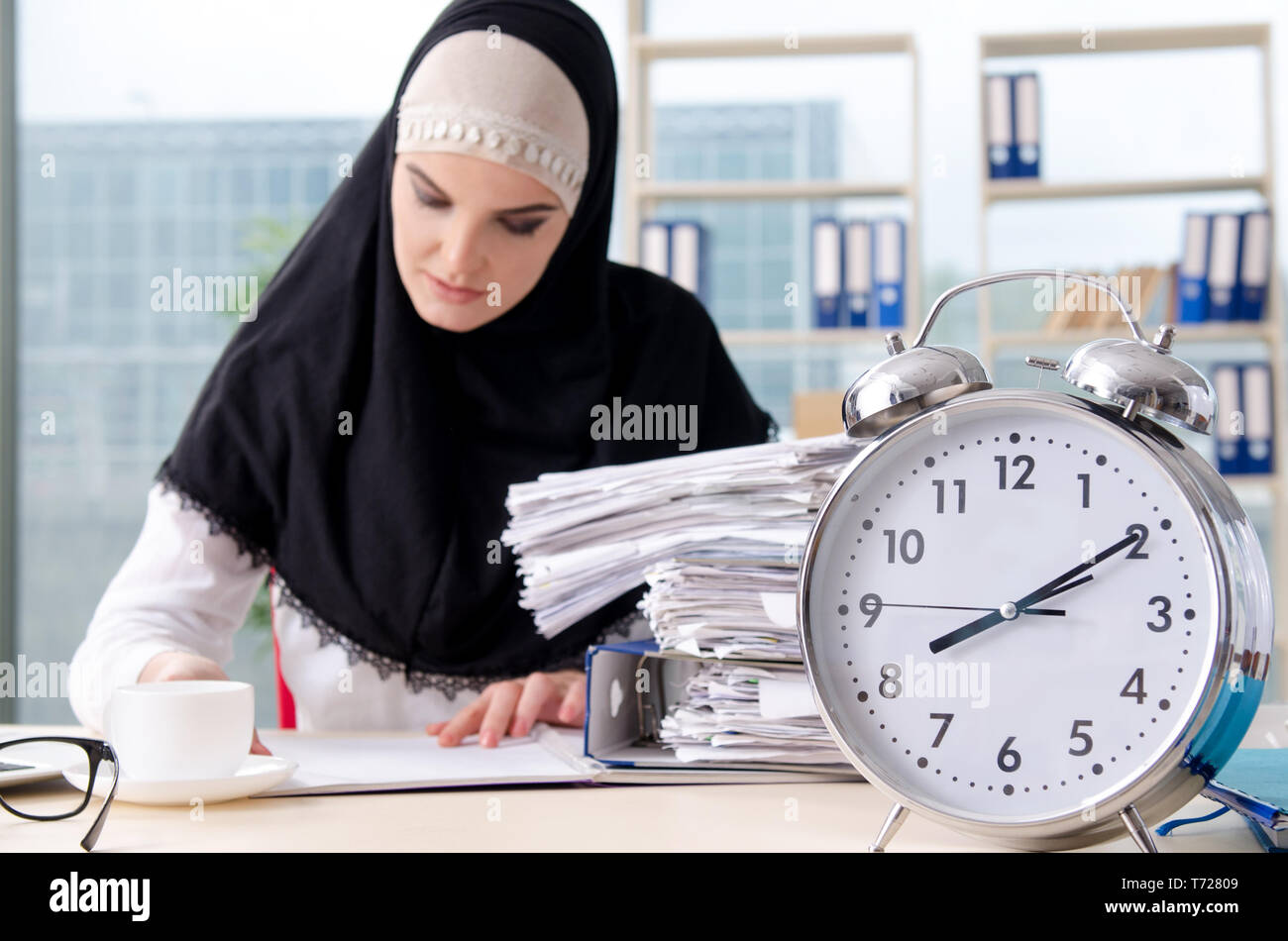 Woman muslim employee working in the office Stock Photo - Alamy