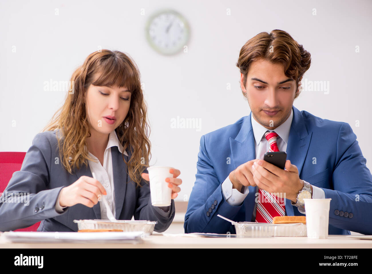 Two colleagues having lunch hi-res stock photography and images - Alamy