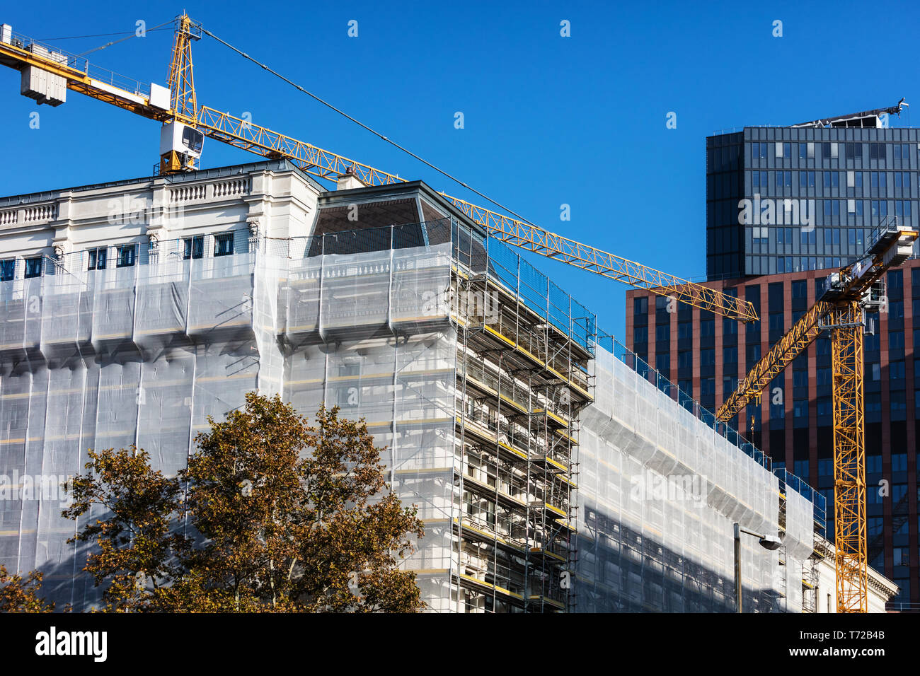 Derrick used in construction tall hi-res stock photography and images ...