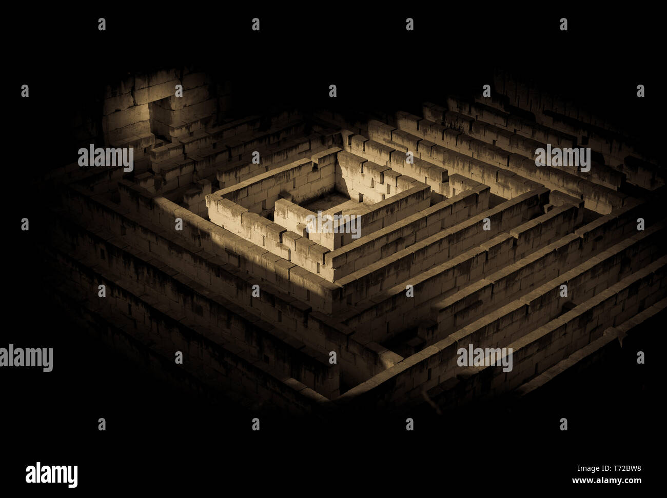 Labyrinth maze dark hi-res stock photography and images - Alamy