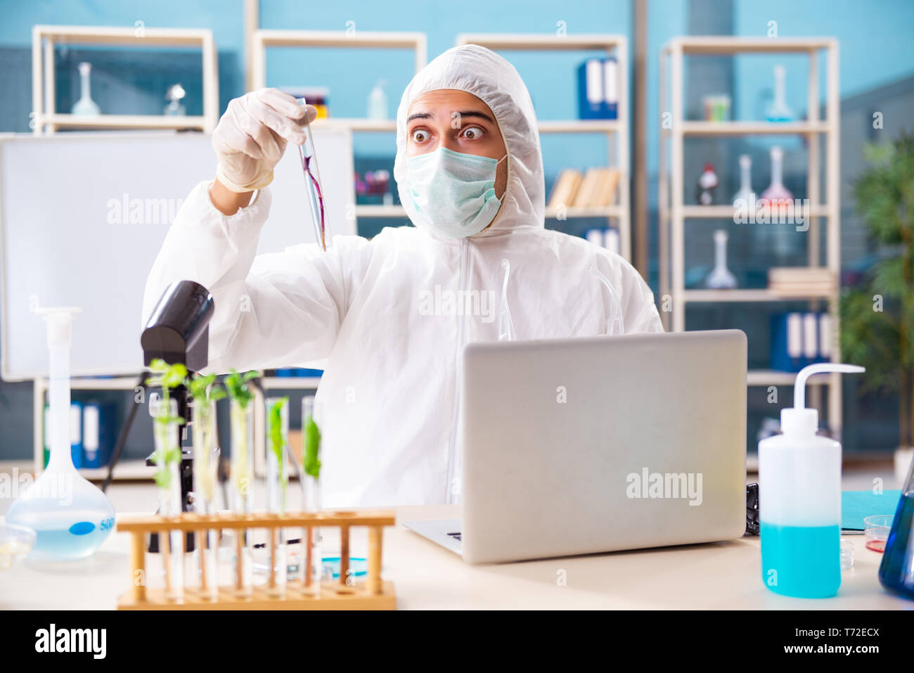 Man scientist shocked lab hi-res stock photography and images - Alamy
