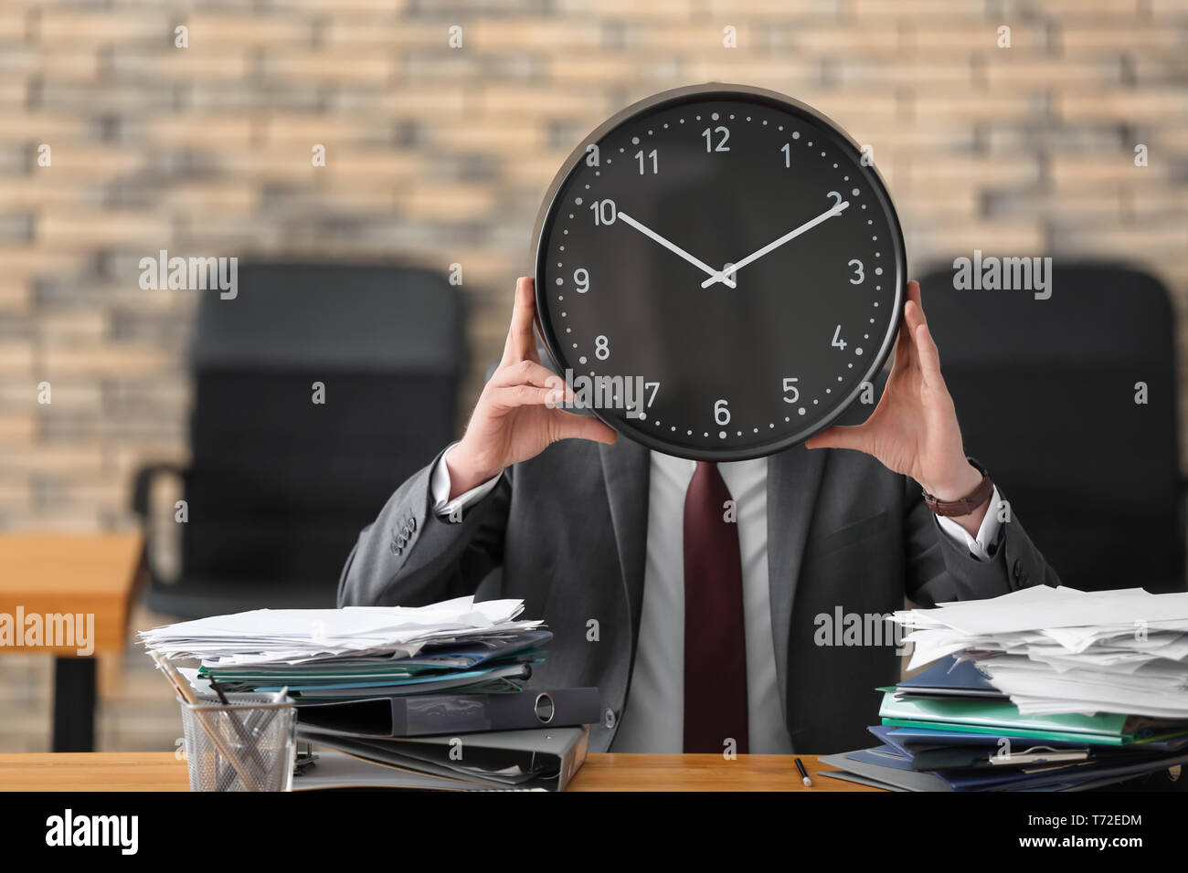 Person hiding in office hi-res stock photography and images - Alamy