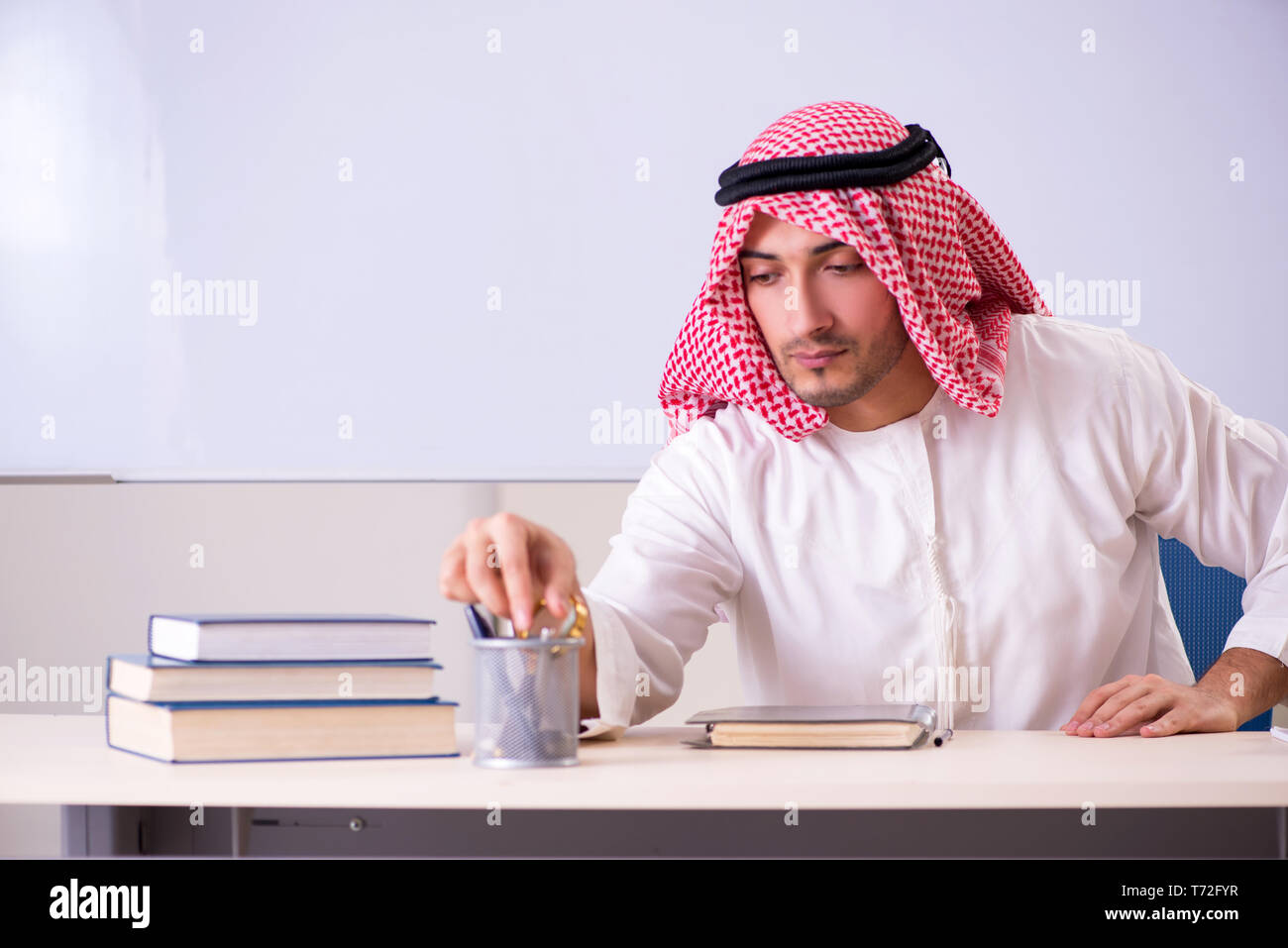 Saudi arab teacher hi-res stock photography and images - Alamy