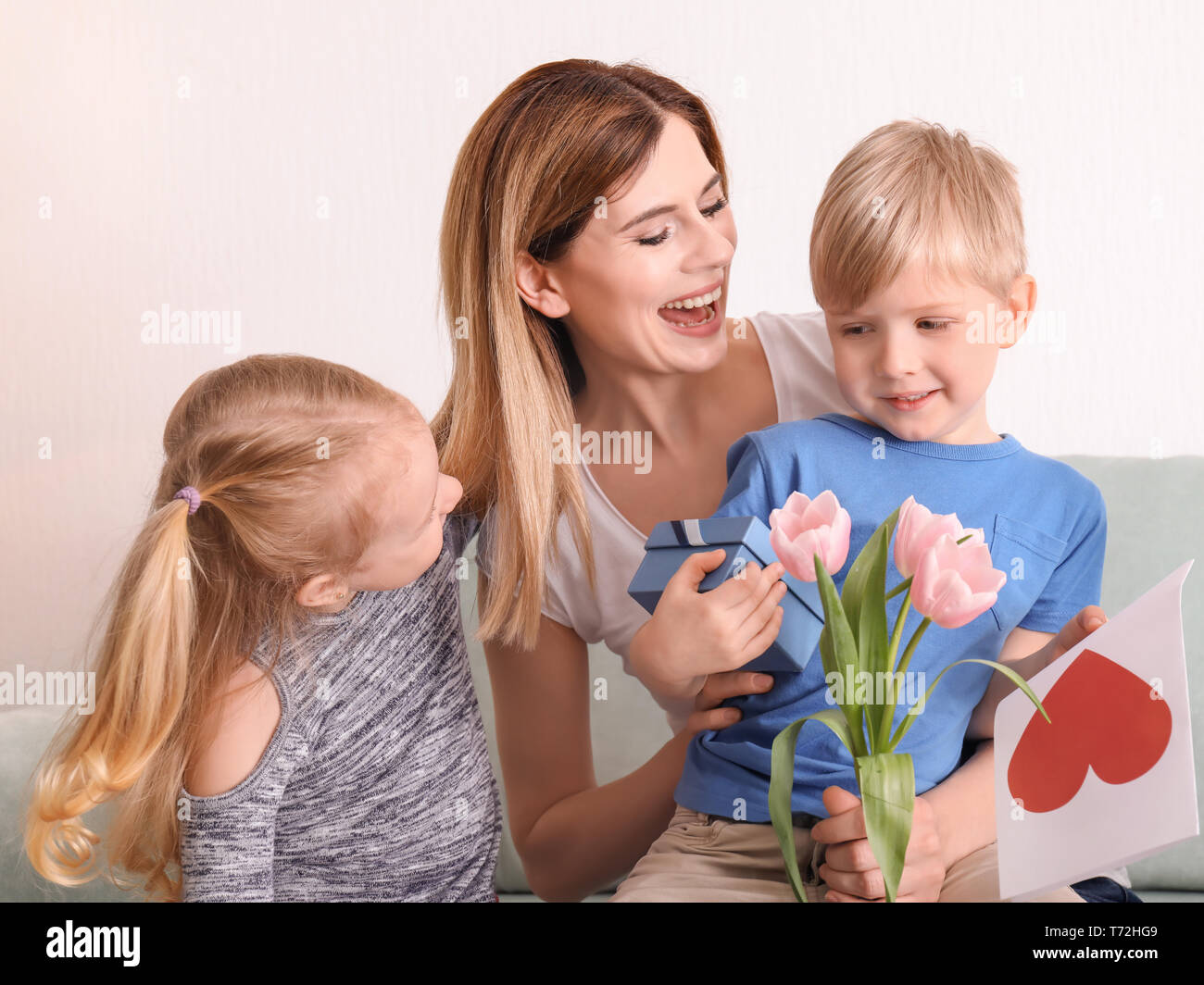 Children receiving gifts hi-res stock photography and images - Alamy