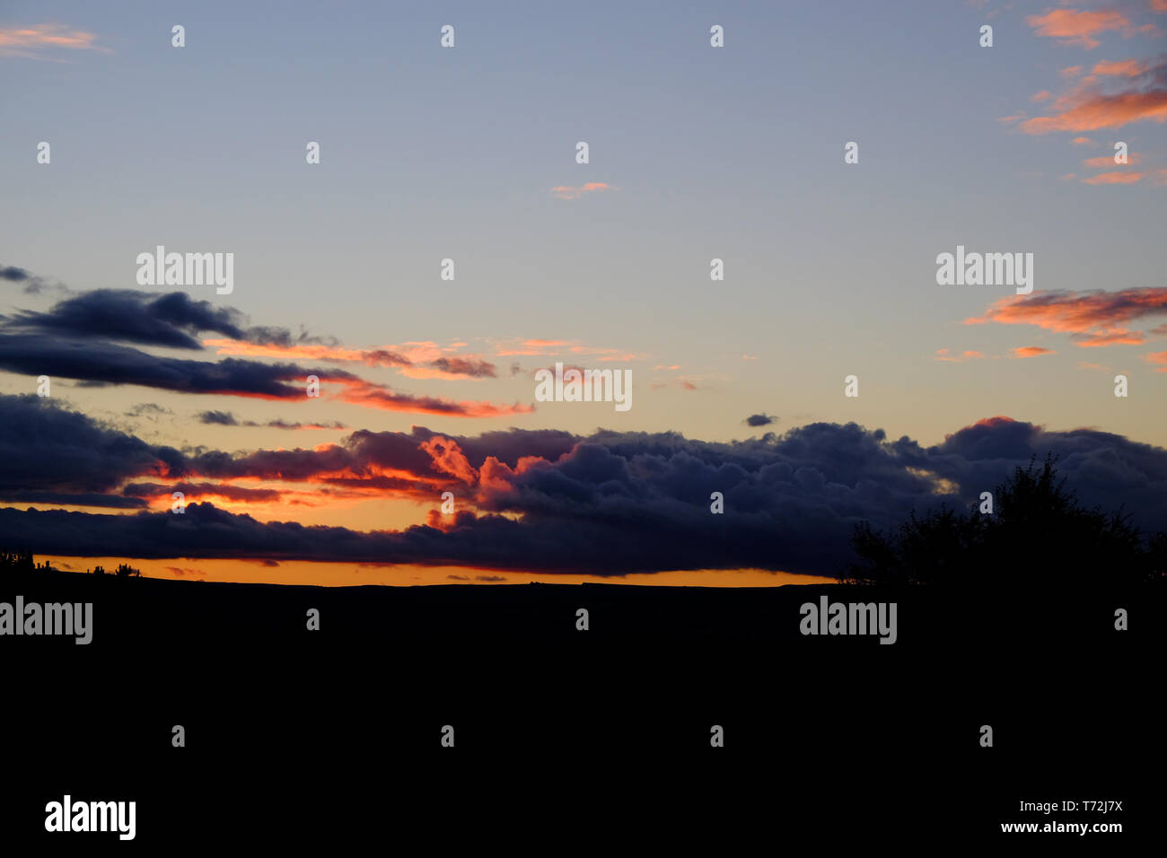Sun setting behind the horizon hi-res stock photography and images - Alamy
