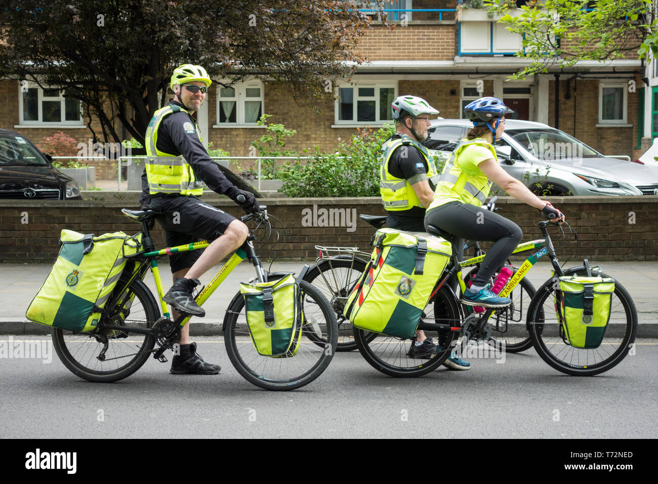 London Ambulance Service Paramedics on bicycles Stock Photo - Alamy