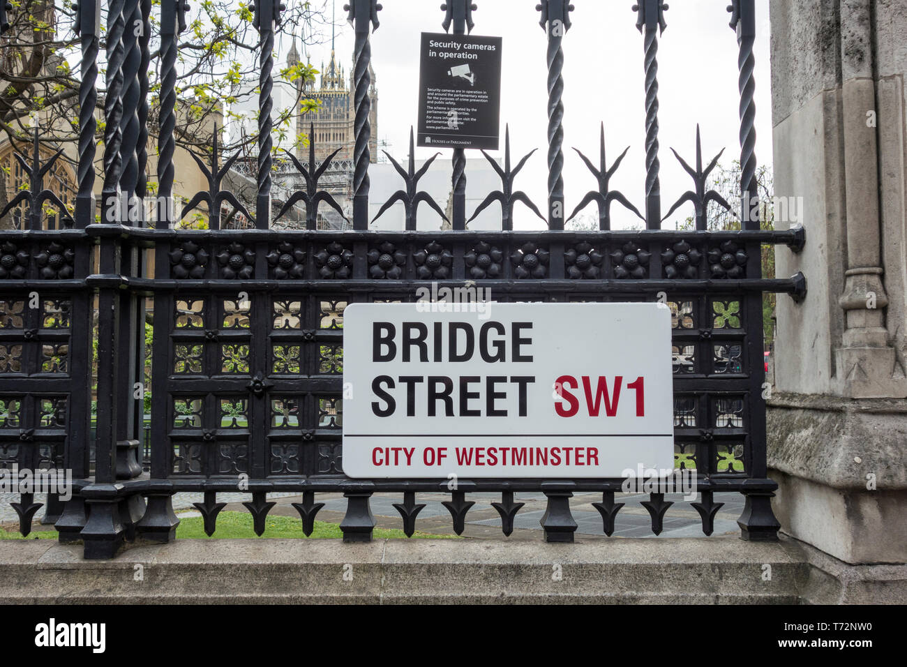 London bridge street sign hi-res stock photography and images - Alamy