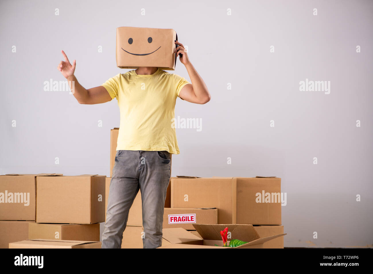 Happy man with box instead of his head Stock Photo - Alamy