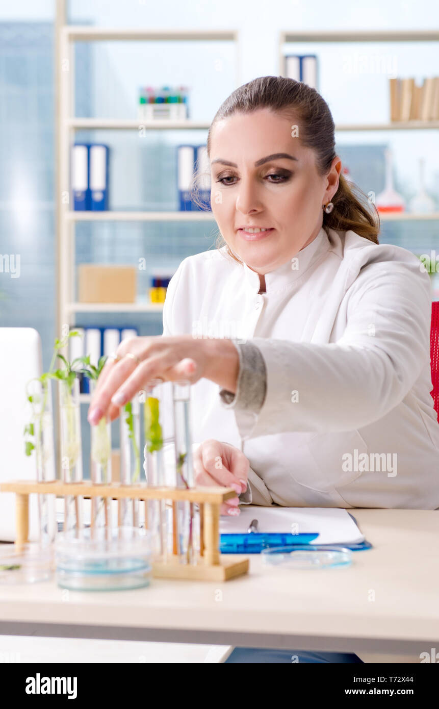 Female biotechnology scientist chemist working in the lab Stock Photo ...