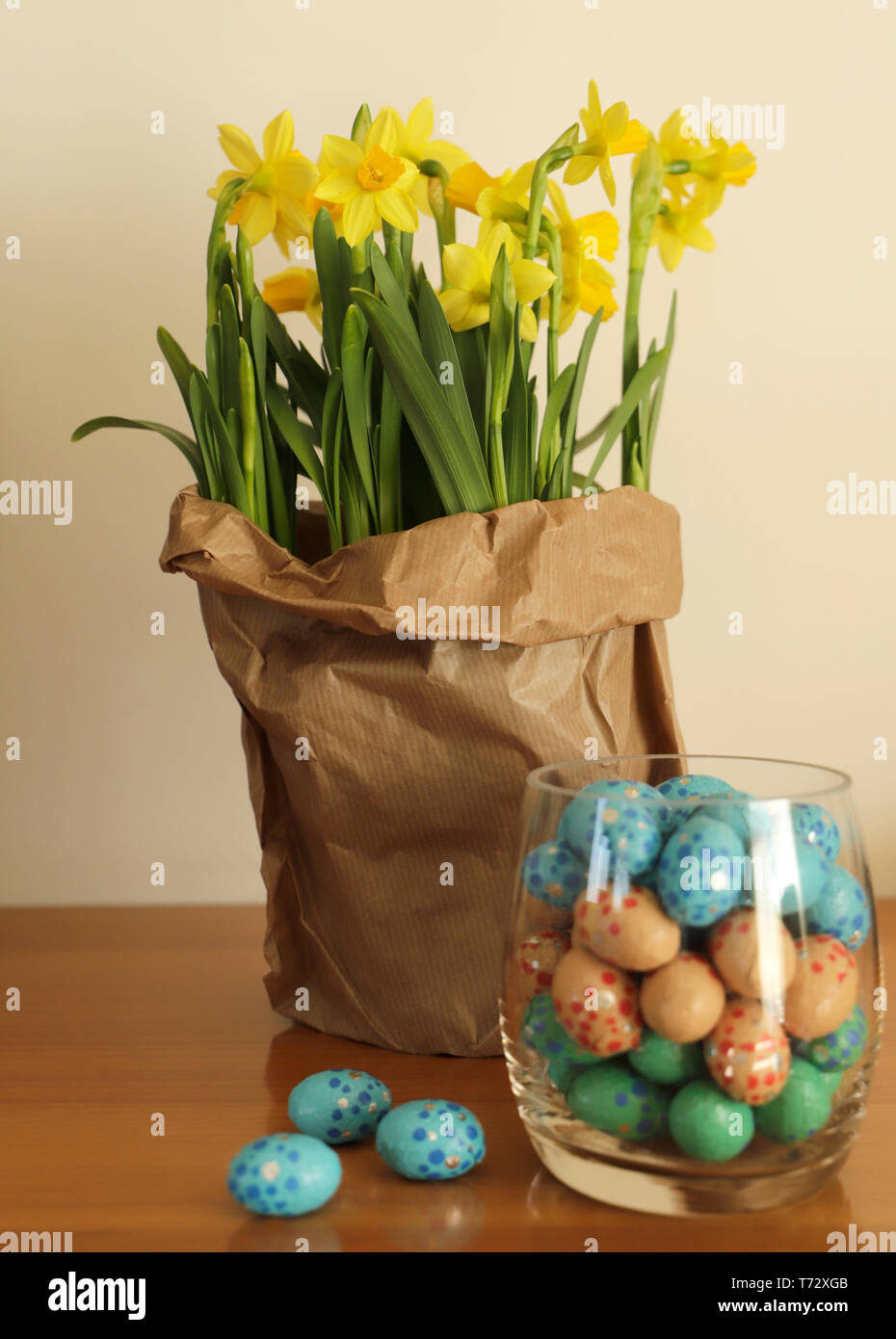 Easter eggs and daffodils Stock Photo - Alamy
