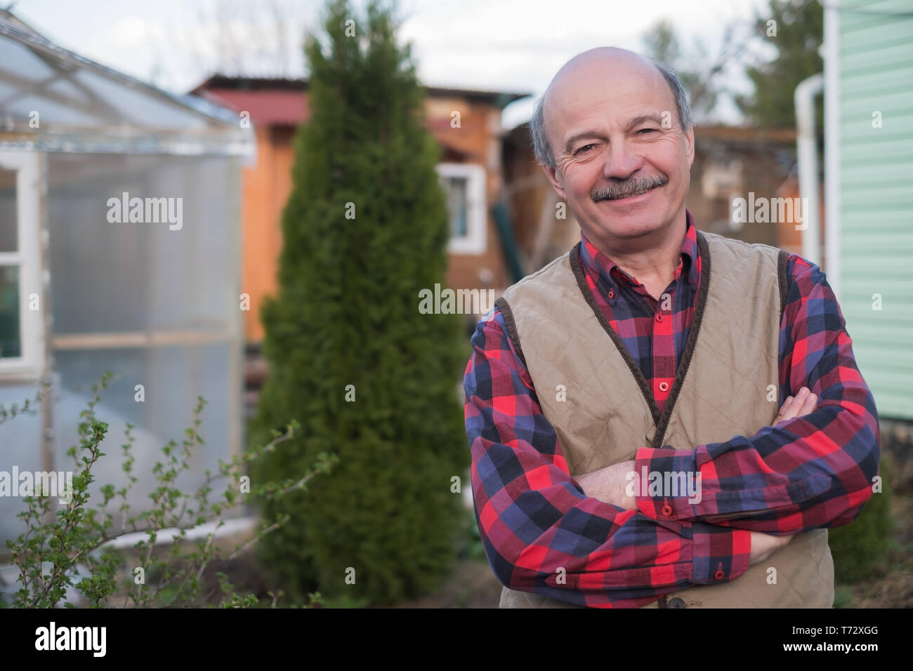 Elderly house garden hi-res stock photography and images - Alamy